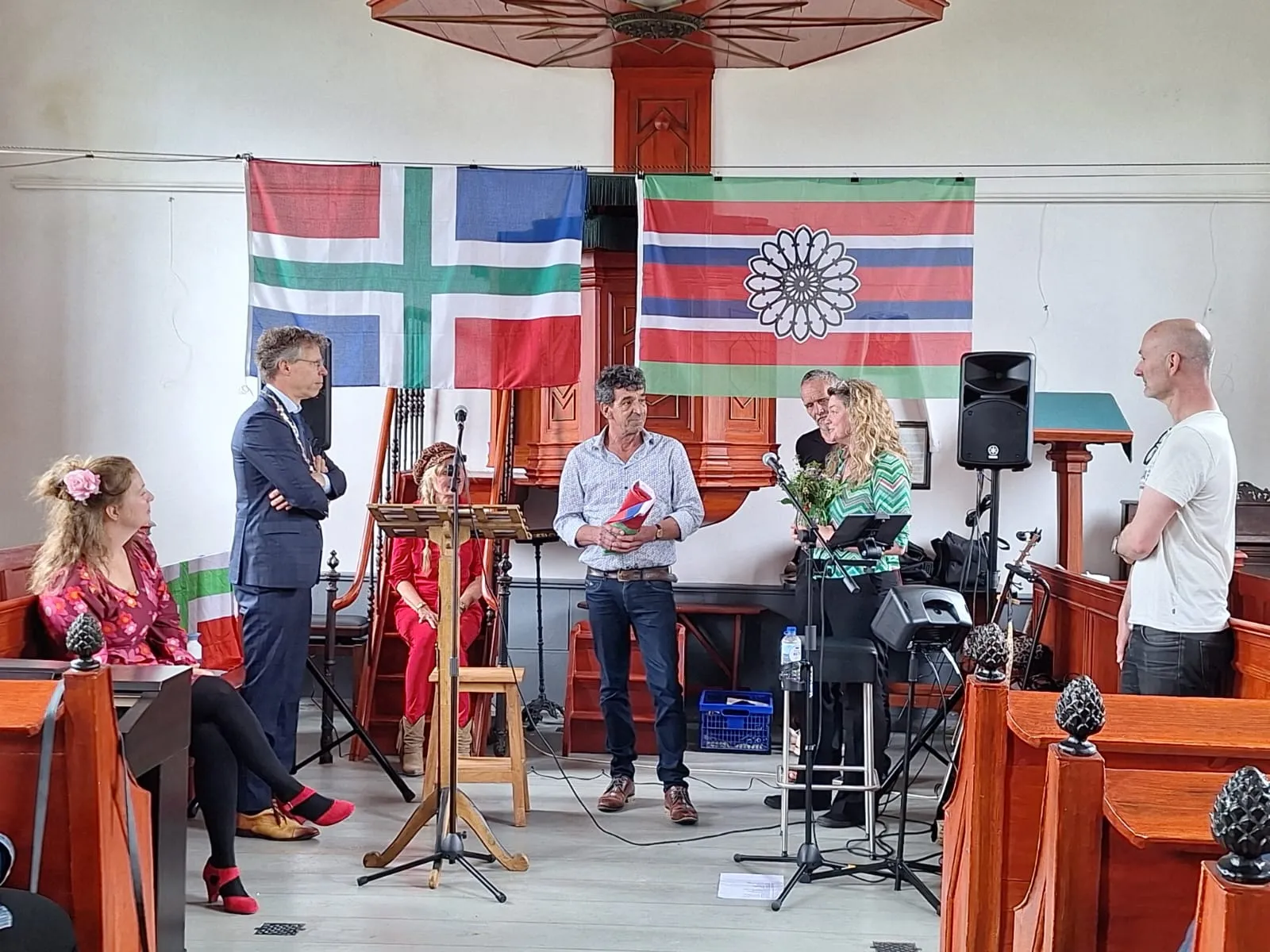 Westerkwartier|NU - Burgemeester Ard van der Tuuk onthult dorpsvlag Den ...